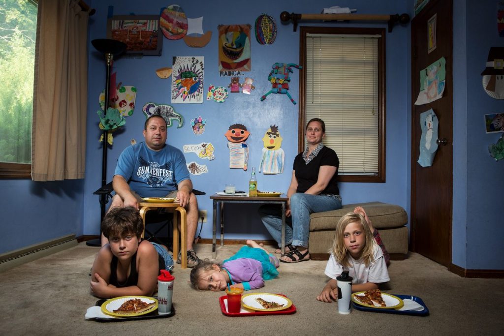 A photographer captured shots of Americans eating dinner for 3 years ...