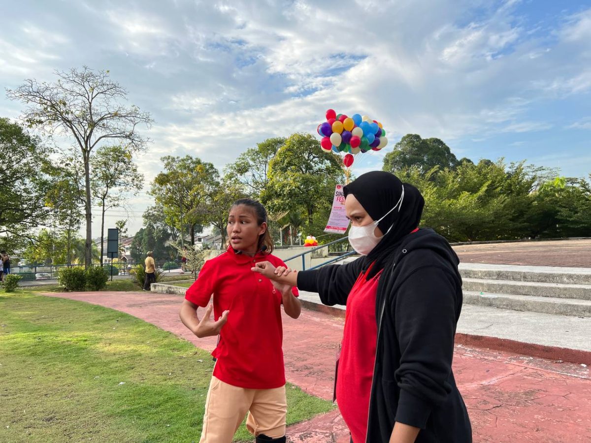 Self-defence demonstration by Muay Thai athlete Nur Athirah | News Hub Asia