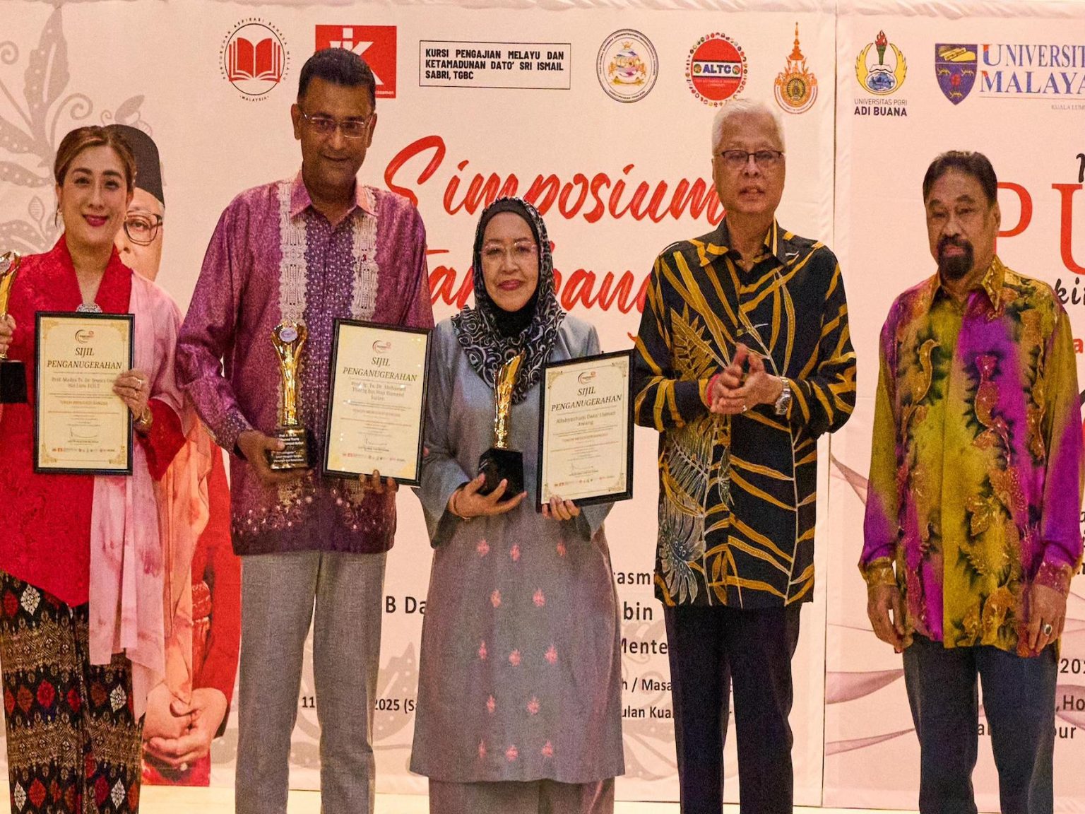 Malaysian poet Dato’ Usman Awang honoured with the Mengukir Bangsa Icon ...